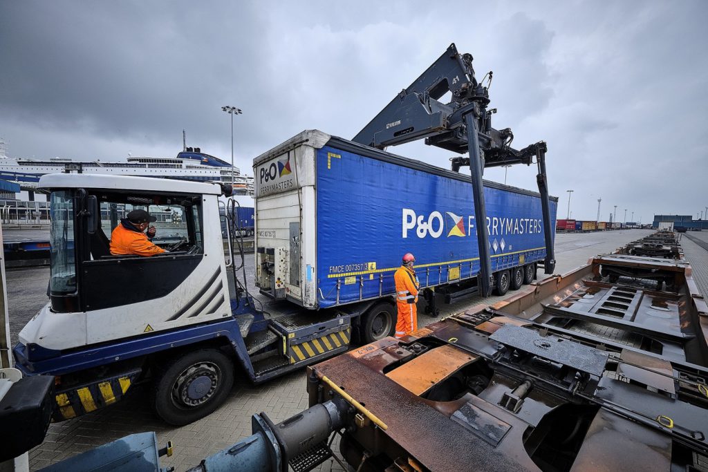 DP World and P&O Ferrymasters sign common carrier agreement - Port ...