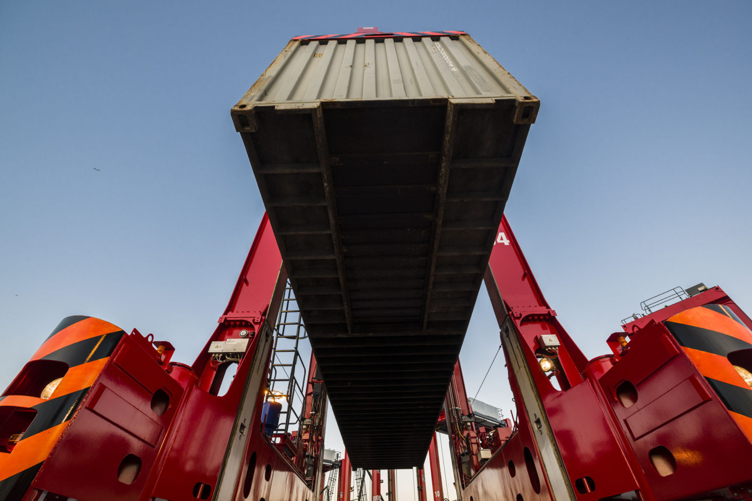 Kalmar delivers new straddle carrier fleet to DP World Southampton ...