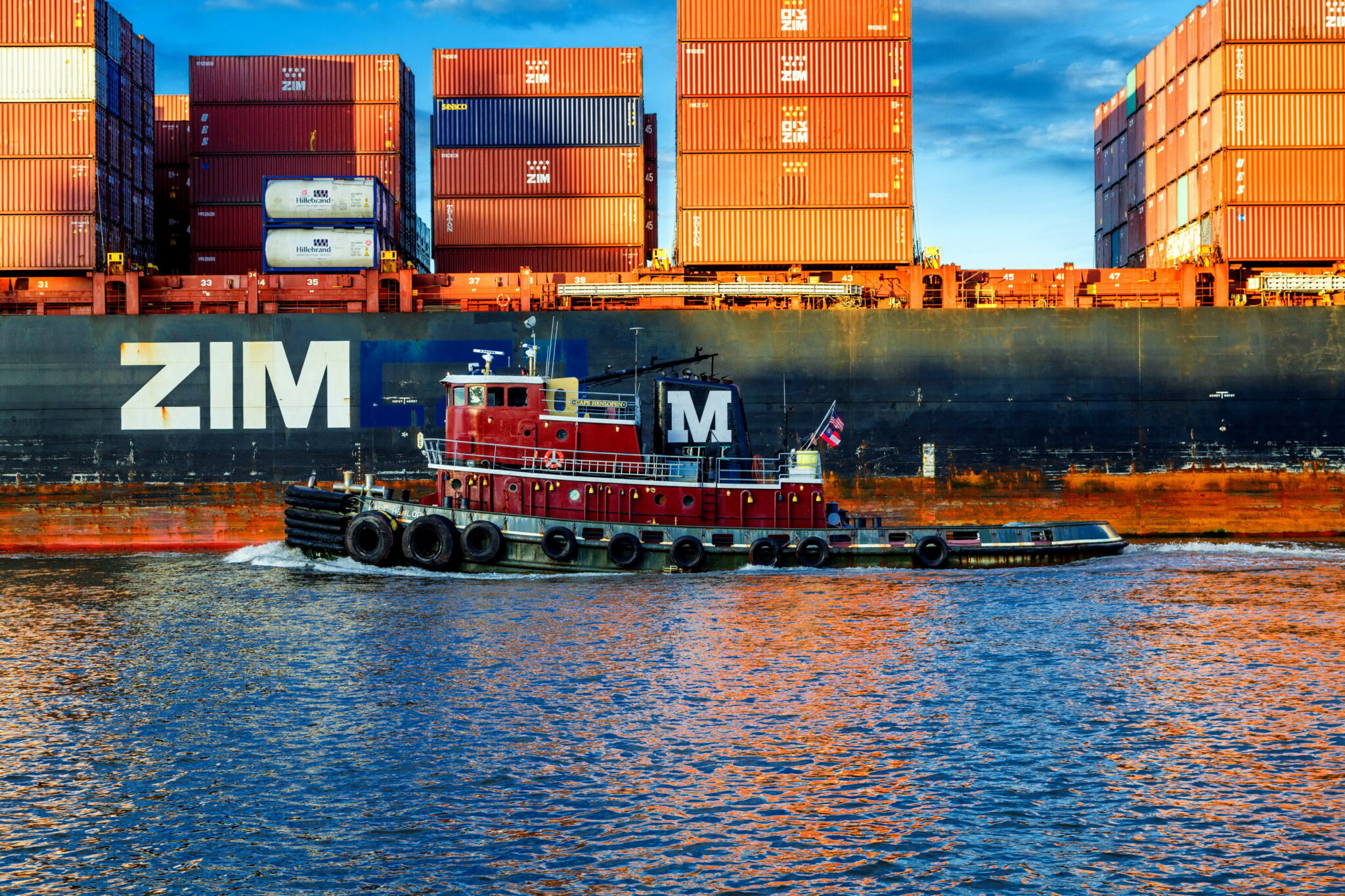 ZIM strikes $870 million deal for 13 boxships - Port Technology ...