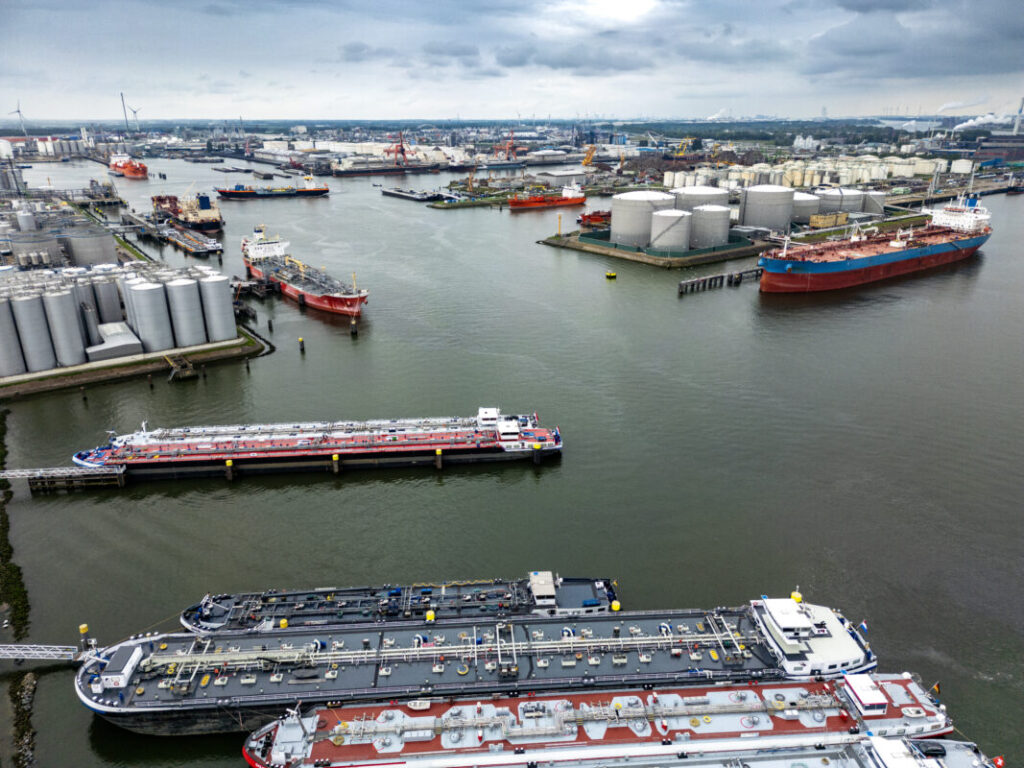 Container stack collapse disrupts LNG bunkering in Rotterdam - Port ...